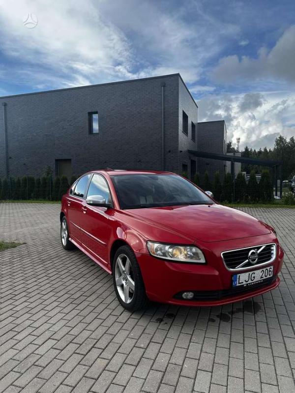 Sarkans Volvo S40 2009 Viļņa, ar dzinēja tilpumu 2.50 L un nobraukumu 190 tūkst. km par 4100 €, foto 1 vietnē AUTOMOTO.COM.LV