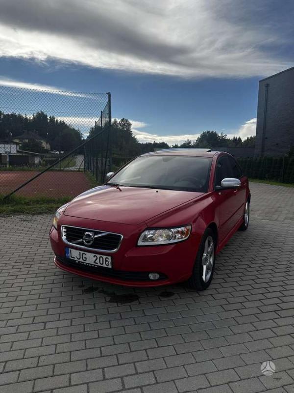 Sarkans Volvo S40 2009 Viļņa, ar dzinēja tilpumu 2.50 L un nobraukumu 190 tūkst. km par 4100 €, foto 3 vietnē AUTOMOTO.COM.LV