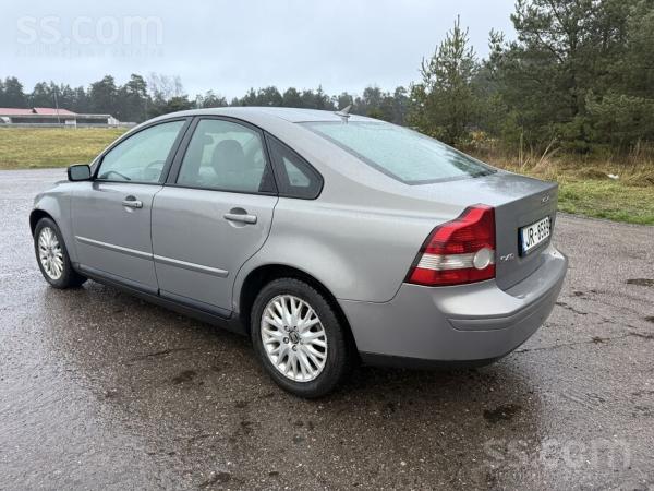 Volvo S40 2004 Rīga, ar dzinēja tilpumu 2.00 L un nobraukumu 293 tūkst. km par 900 €, foto 3 vietnē AUTOMOTO.COM.LV