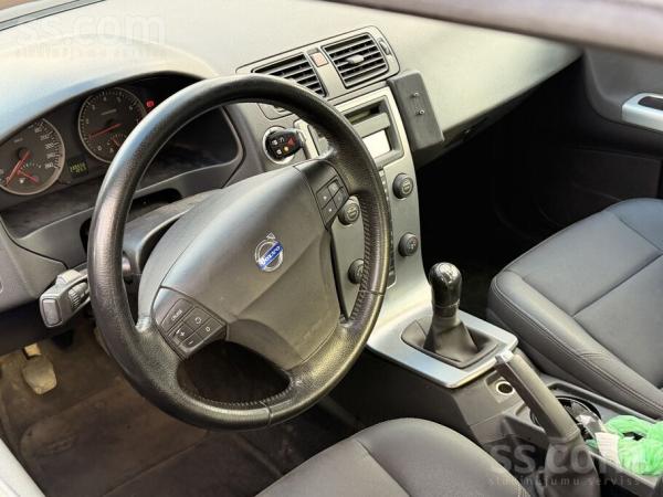 Volvo S40 2004 Rīga, ar dzinēja tilpumu 1.80 L un nobraukumu 331 tūkst. km par 1200 €, foto 6 vietnē AUTOMOTO.COM.LV