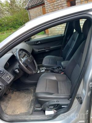Volvo S40 2004 in Kuldiga, with an engine capacity of 2.40 L and mileage of 310 thousand km for 1995 €, photo 5 on AUTOMOTO.COM.LV
