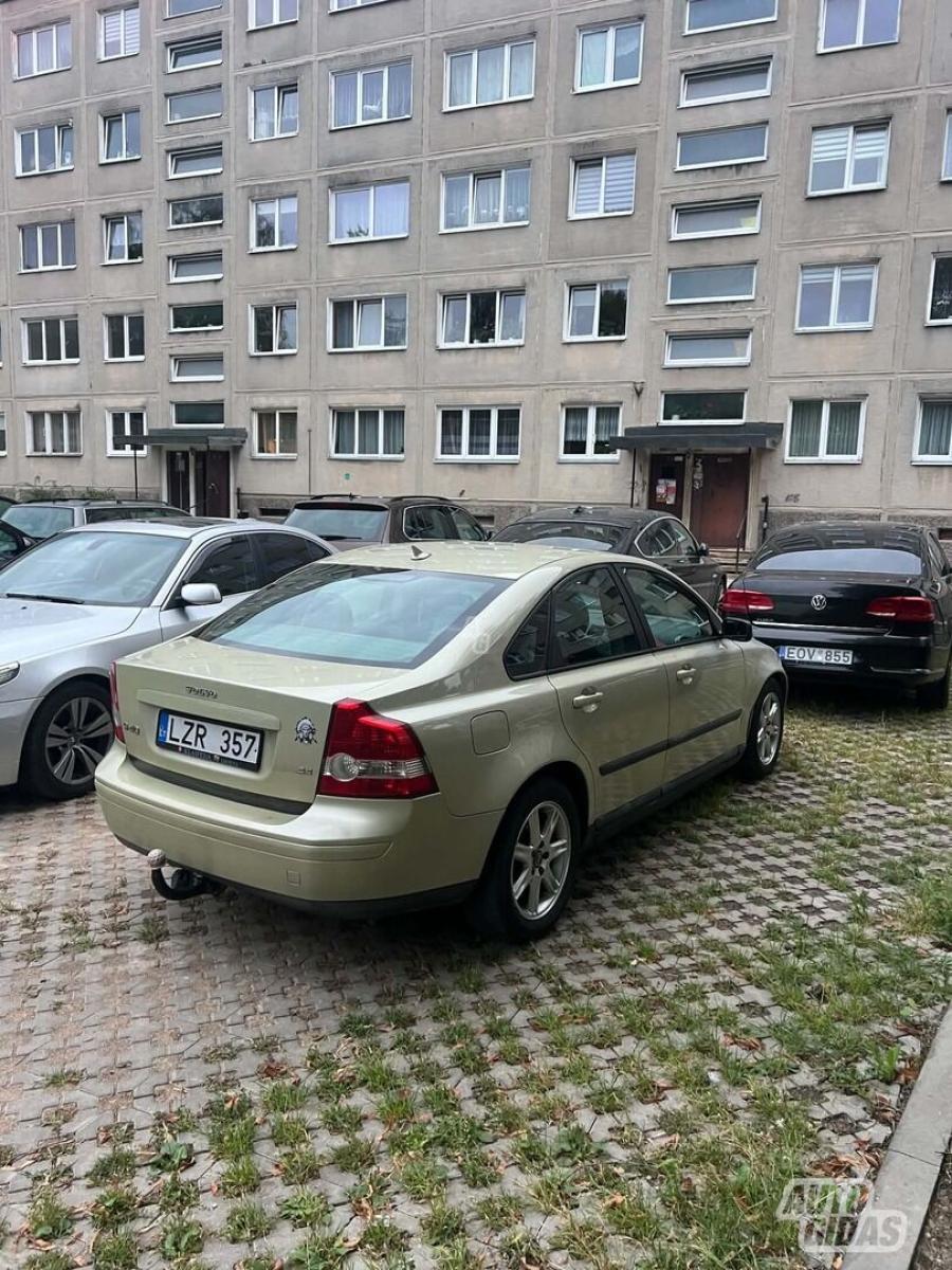 Volvo S40 2004 in Vilnius, with an engine capacity of 2.40 L and mileage of 275 thousand km for 700 €, photo 3 on AUTOMOTO.COM.LV