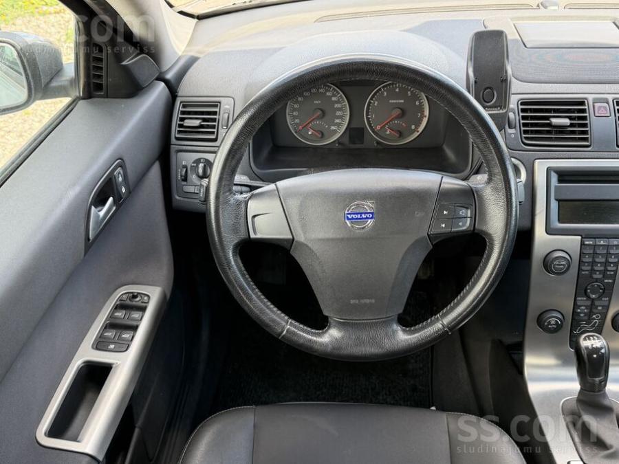 Volvo S40 2004 in Riga, with an engine capacity of 2.40 L and mileage of 309 thousand km for 590 €, photo 6 on AUTOMOTO.COM.LV