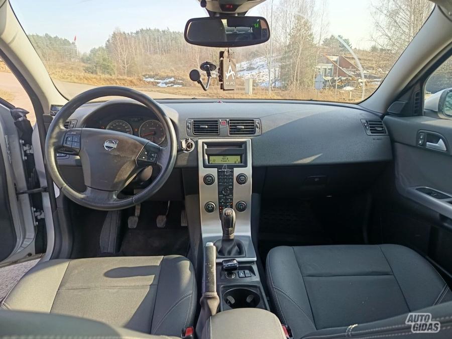 Volvo S40 2005 in Vilnius, with an engine capacity of 2.40 L and mileage of 280 thousand km for 1499 €, photo 8 on AUTOMOTO.COM.LV