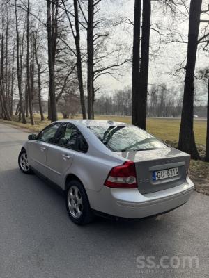 Volvo S40 2005 in Liepaja, with an engine capacity of 2.00 L and mileage of 390 thousand km for 950 €, photo 3 on AUTOMOTO.COM.LV