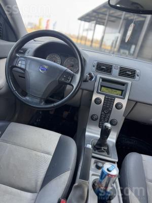 Volvo S40 2005 in Liepaja, with an engine capacity of 2.00 L and mileage of 390 thousand km for 950 €, photo 4 on AUTOMOTO.COM.LV