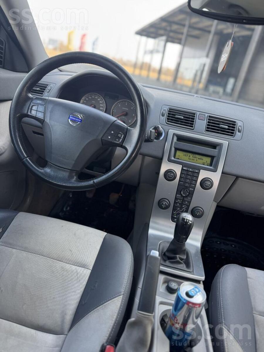 Volvo S40 2005 in Liepaja, with an engine capacity of 2.00 L and mileage of 390 thousand km for 950 €, photo 4 on AUTOMOTO.COM.LV