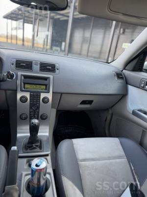 Volvo S40 2005 in Liepaja, with an engine capacity of 2.00 L and mileage of 390 thousand km for 950 €, photo 5 on AUTOMOTO.COM.LV