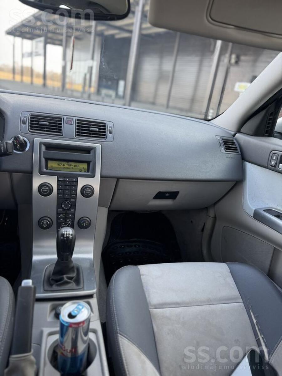 Volvo S40 2005 in Liepaja, with an engine capacity of 2.00 L and mileage of 390 thousand km for 950 €, photo 5 on AUTOMOTO.COM.LV
