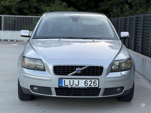 Volvo S40 2005 in Vilnius, with an engine capacity of 2.00 L and mileage of 279 thousand km for 850 €, photo 3 on AUTOMOTO.COM.LV