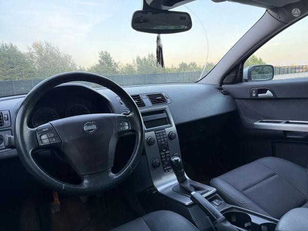Volvo S40 2005 in Vilnius, with an engine capacity of 2.00 L and mileage of 279 thousand km for 850 €, photo 7 on AUTOMOTO.COM.LV