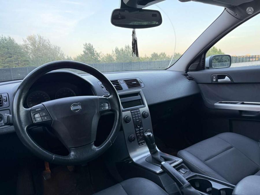 Volvo S40 2005 in Vilnius, with an engine capacity of 2.00 L and mileage of 279 thousand km for 850 €, photo 8 on AUTOMOTO.COM.LV