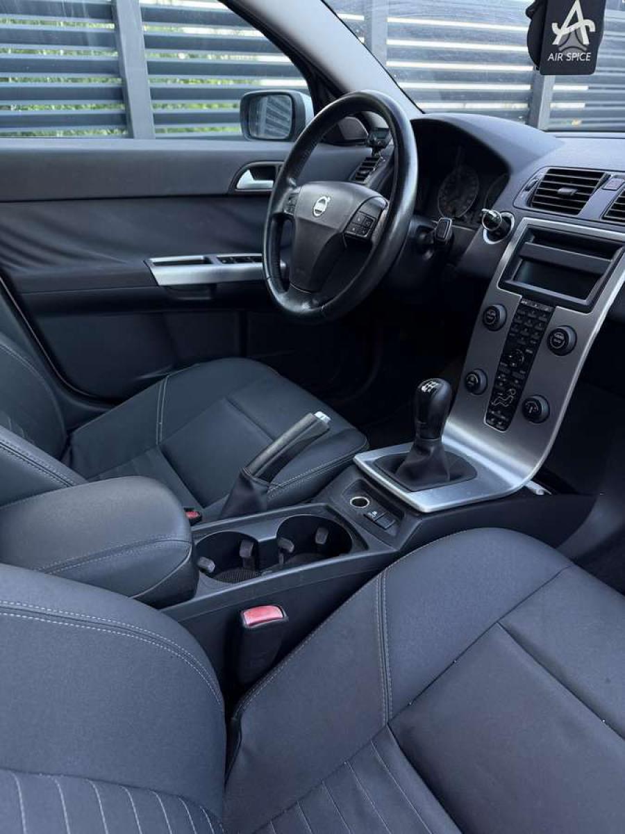 Volvo S40 2005 in Vilnius, with an engine capacity of 2.00 L and mileage of 279 thousand km for 850 €, photo 9 on AUTOMOTO.COM.LV
