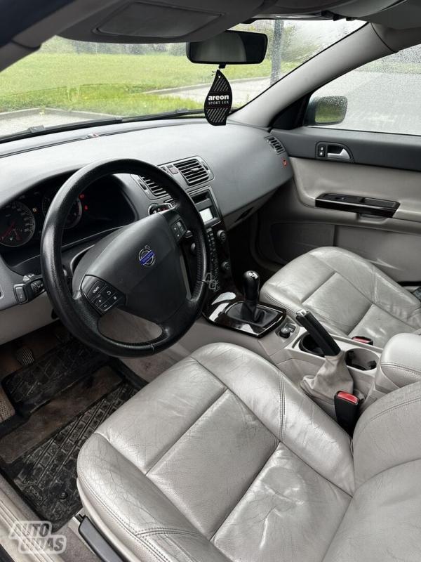 Volvo S40 2005 Jurbarkas, ar dzinēja tilpumu 2.00 L un nobraukumu 352 tūkst. km par 1300 €, foto 9 vietnē AUTOMOTO.COM.LV