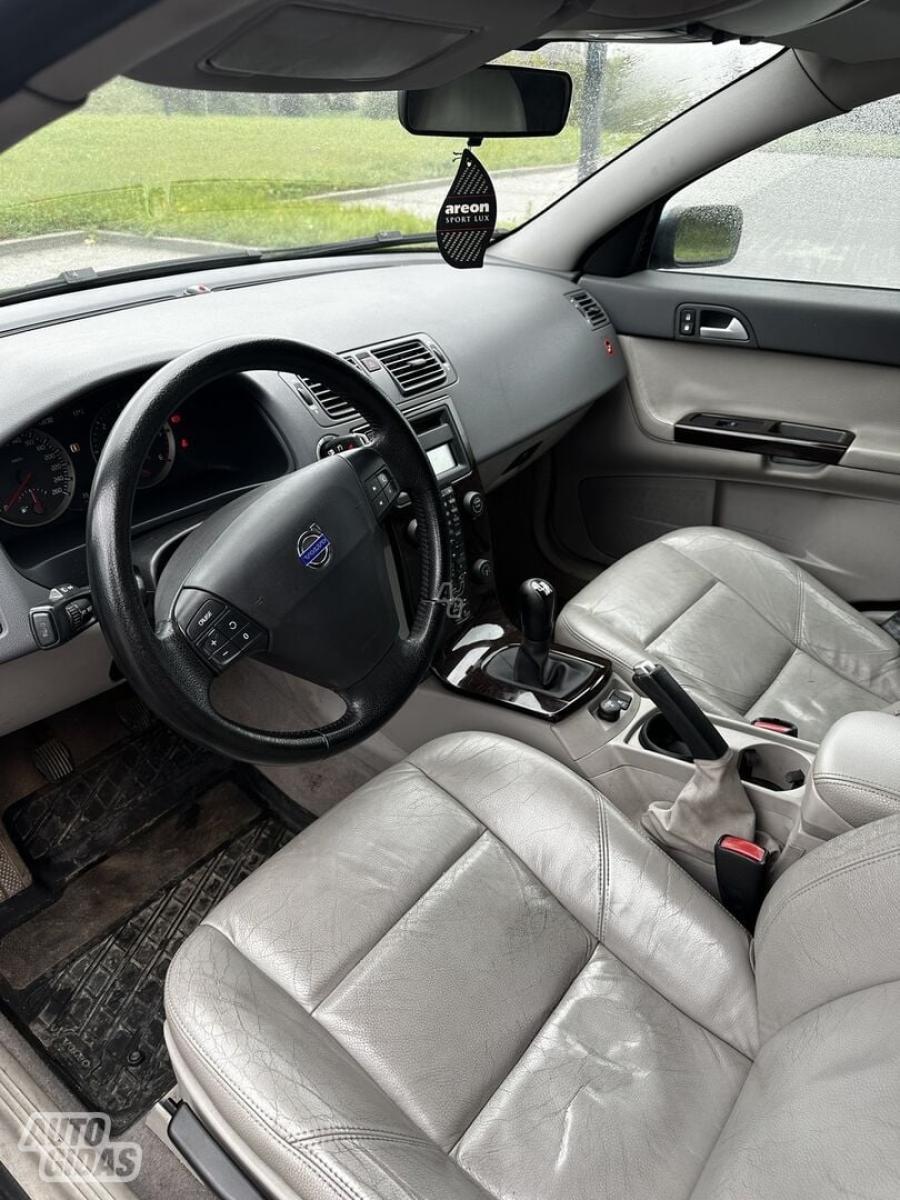 Volvo S40 2005 Jurbarkas, ar dzinēja tilpumu 2.00 L un nobraukumu 352 tūkst. km par 1300 €, foto 9 vietnē AUTOMOTO.COM.LV
