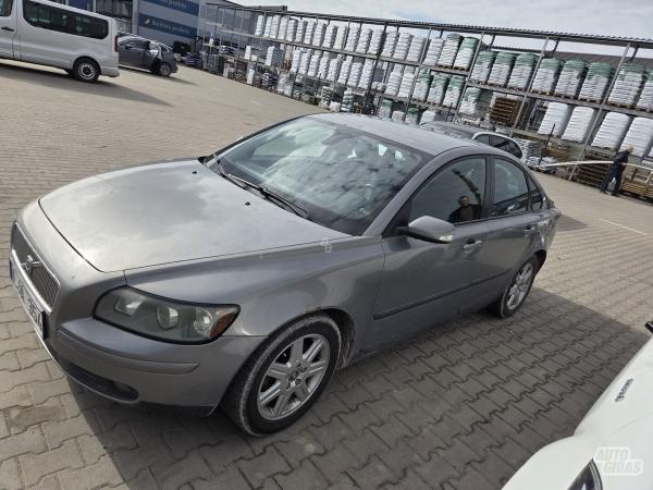 Volvo S40 2006 in Siauliai, with an engine capacity of 1.60 L and mileage of 314 thousand km for 800 €, photo 3 on AUTOMOTO.COM.LV