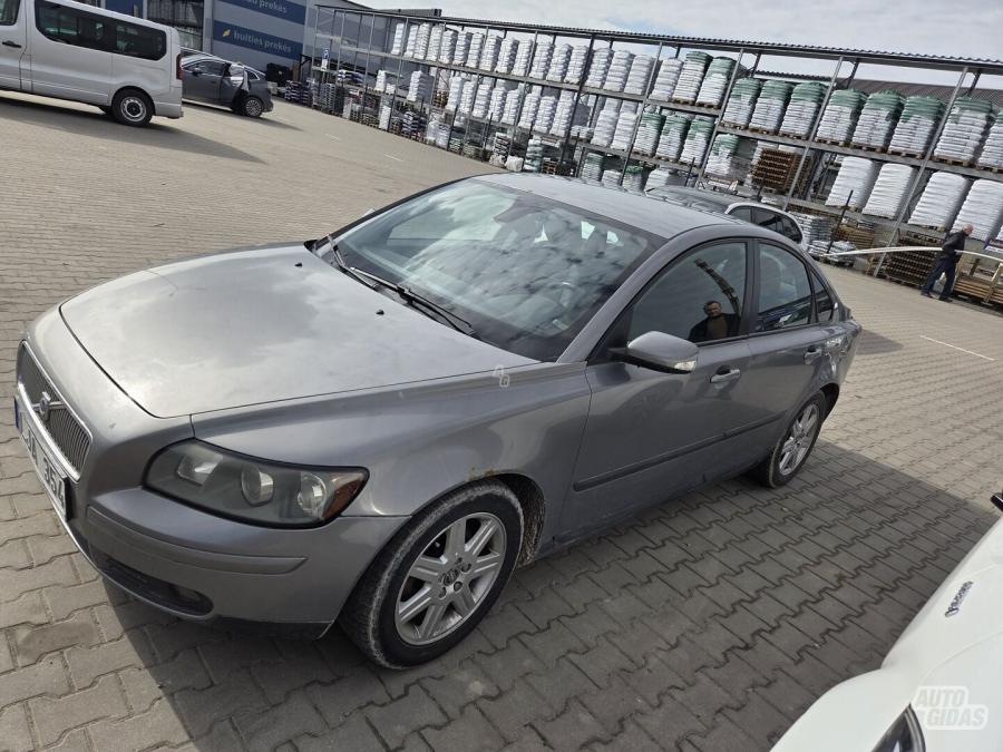 Volvo S40 2006 in Siauliai, with an engine capacity of 1.60 L and mileage of 314 thousand km for 800 €, photo 4 on AUTOMOTO.COM.LV