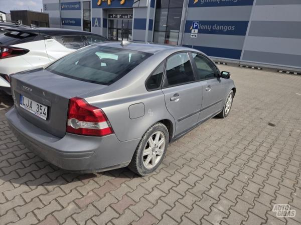 Volvo S40 2006 in Siauliai, with an engine capacity of 1.60 L and mileage of 314 thousand km for 800 €, photo 4 on AUTOMOTO.COM.LV