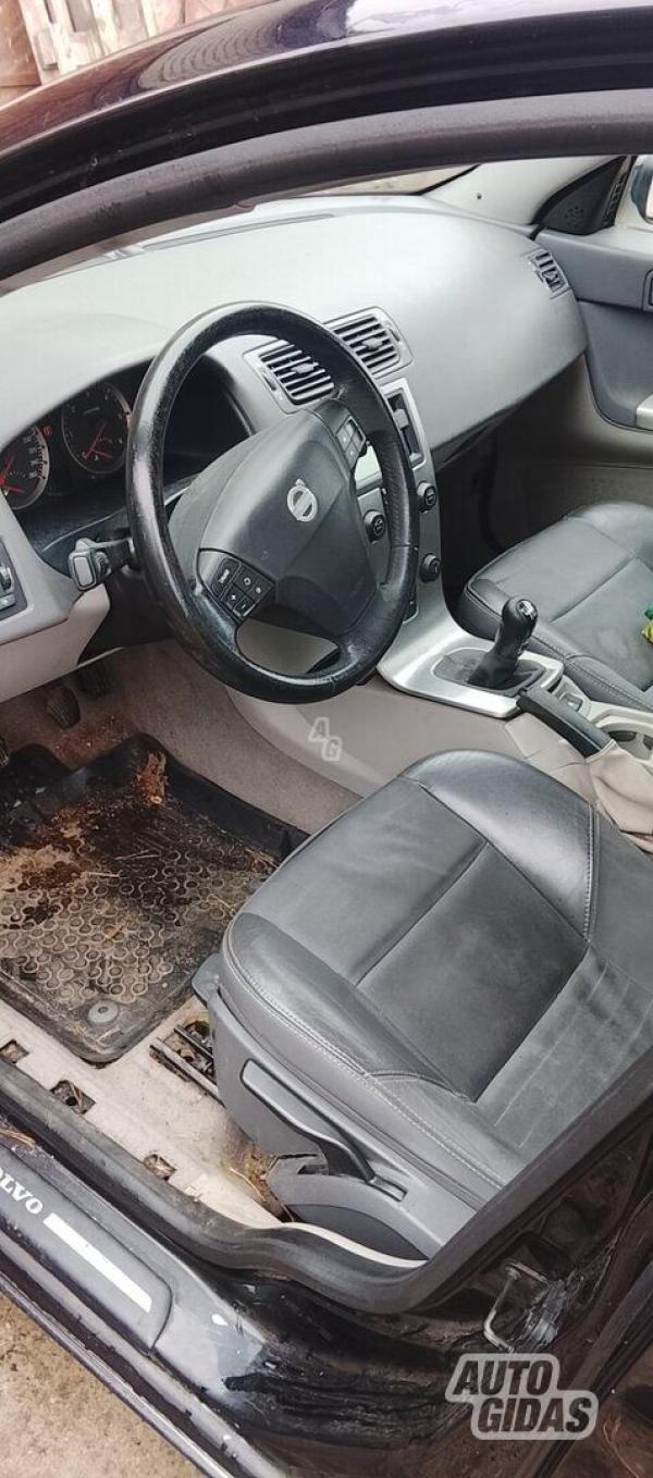 Volvo S40 2006 in Vilkaviskis, with an engine capacity of 2.00 L and mileage of 309 thousand km for 600 €, photo 7 on AUTOMOTO.COM.LV