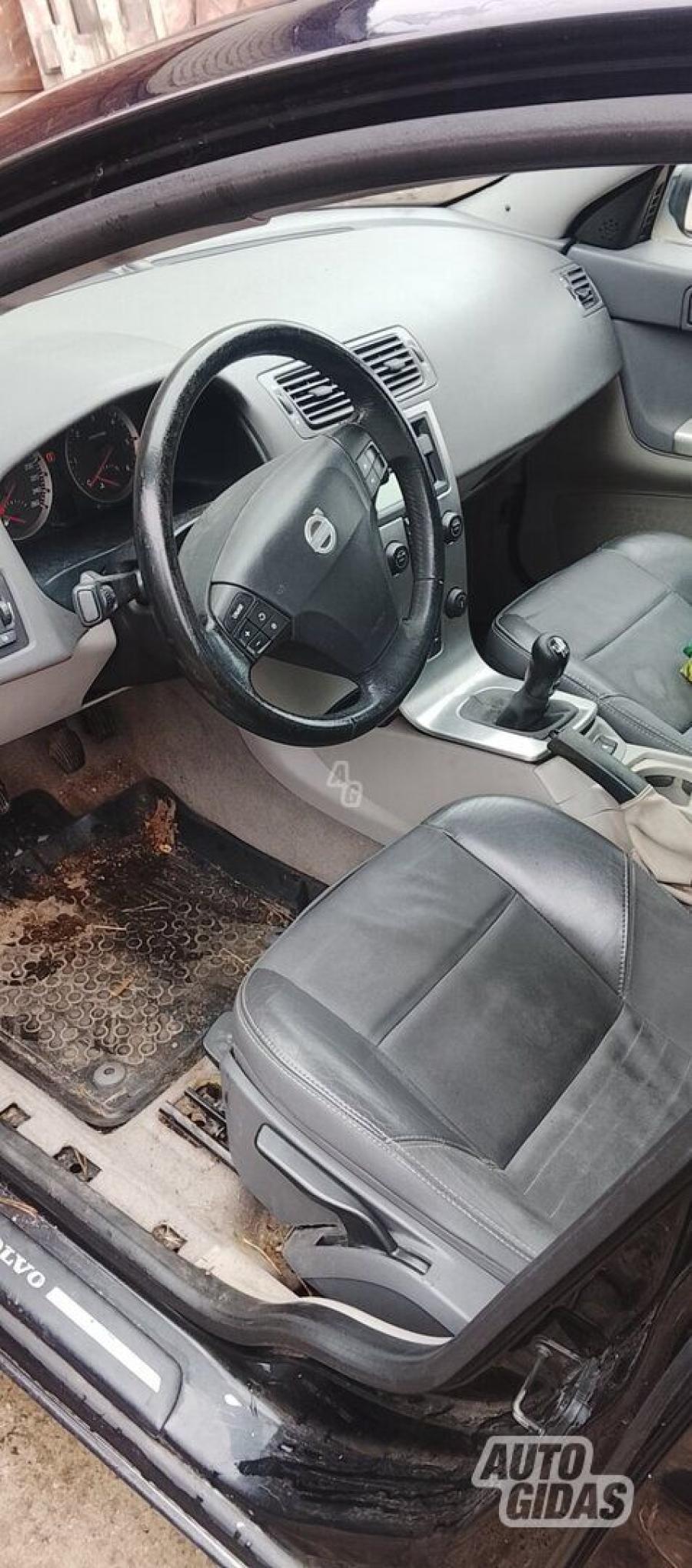 Volvo S40 2006 in Vilkaviskis, with an engine capacity of 2.00 L and mileage of 309 thousand km for 600 €, photo 7 on AUTOMOTO.COM.LV