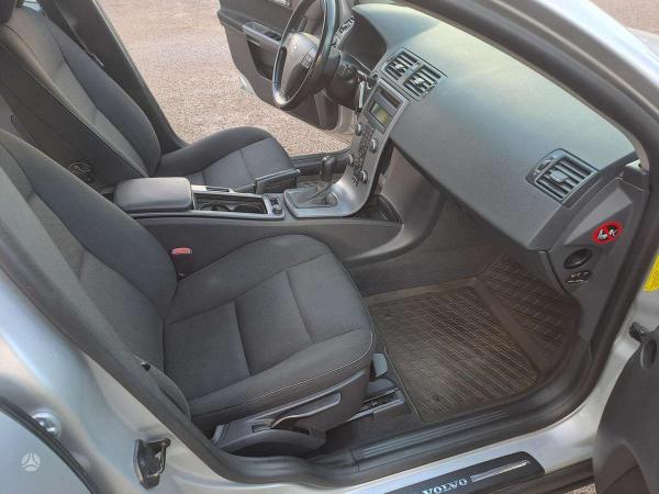 Volvo S40 2008 in Siauliai on AUTOMOTO.COM.LV Volvo S40 2008 in Siauliai, with an engine capacity of 1.60 L and mileage of 241 thousand km for 3150 €, photo 10 on AUTOMOTO.COM.LV