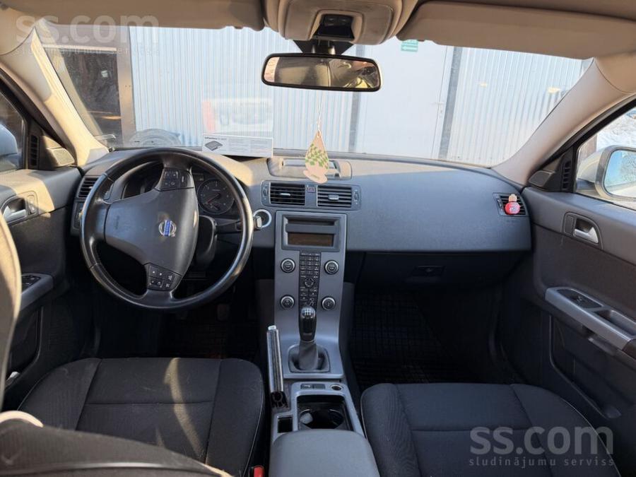 Volvo S40 2010 in Rezekne, with an engine capacity of 1.60 L and mileage of 0 thousand km for 2550 €, photo 6 on AUTOMOTO.COM.LV