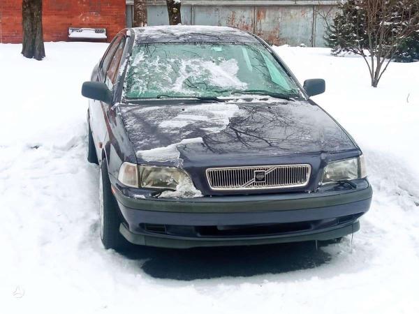 Violets Volvo S40 1997 Kauņa, ar dzinēja tilpumu 1.95 L un nobraukumu 134 tūkst. km par 1490 €, foto 1 vietnē AUTOMOTO.COM.LV