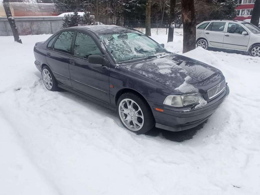 Violet Volvo S40 1997 in Kaunas, with an engine capacity of 1.95 L and mileage of 134 thousand km for 1490 €, photo 2 on AUTOMOTO.COM.LV
