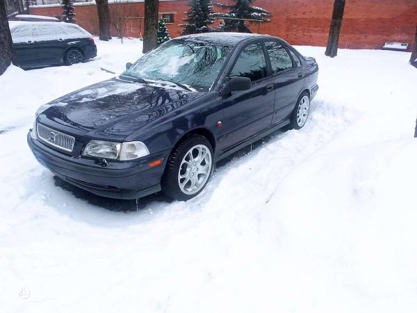 Violet Volvo S40 1997 in Kaunas, with an engine capacity of 1.95 L and mileage of 134 thousand km for 1490 €, photo 3 on AUTOMOTO.COM.LV