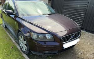 Violet Volvo S40 2005 in Panevezys, with an engine capacity of 2.00 L and mileage of 363 thousand km for 500 €, photo  on AUTOMOTO.COM.LV