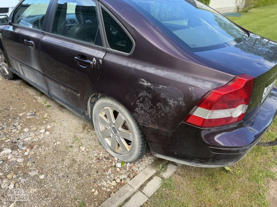 Violet Volvo S40 2005 in Panevezys, with an engine capacity of 2.00 L and mileage of 363 thousand km for 500 €, photo 15 on AUTOMOTO.COM.LV