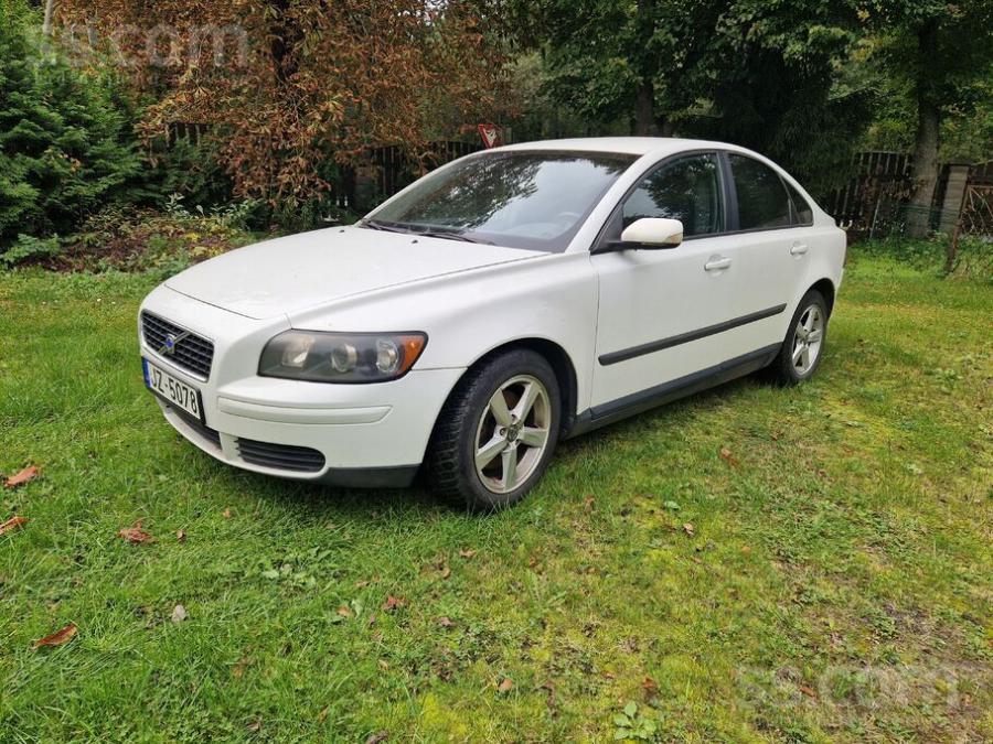 White Volvo S40 2004 in Riga, with an engine capacity of 2.00 L and mileage of 271 thousand km for 850 €, photo 1 on AUTOMOTO.COM.LV