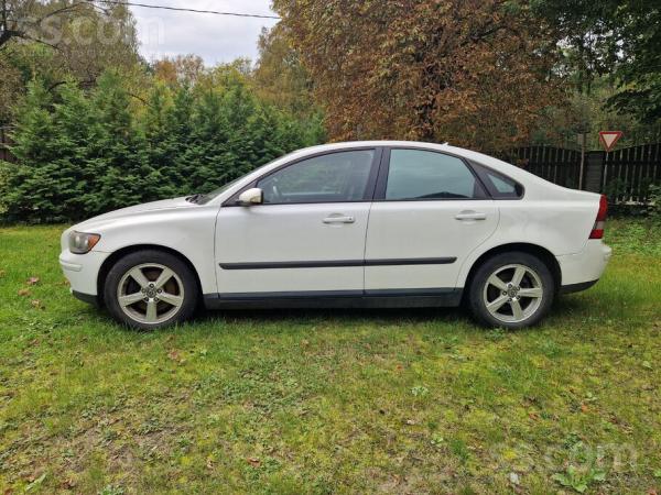 White Volvo S40 2004 in Riga, with an engine capacity of 2.00 L and mileage of 271 thousand km for 850 €, photo 3 on AUTOMOTO.COM.LV
