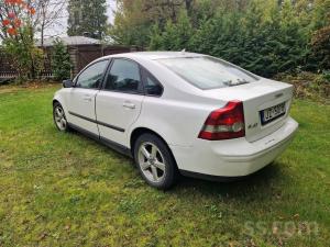 White Volvo S40 2004 in Riga, with an engine capacity of 2.00 L and mileage of 271 thousand km for 850 €, photo 4 on AUTOMOTO.COM.LV