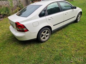 White Volvo S40 2004 in Riga, with an engine capacity of 2.00 L and mileage of 271 thousand km for 850 €, photo 6 on AUTOMOTO.COM.LV
