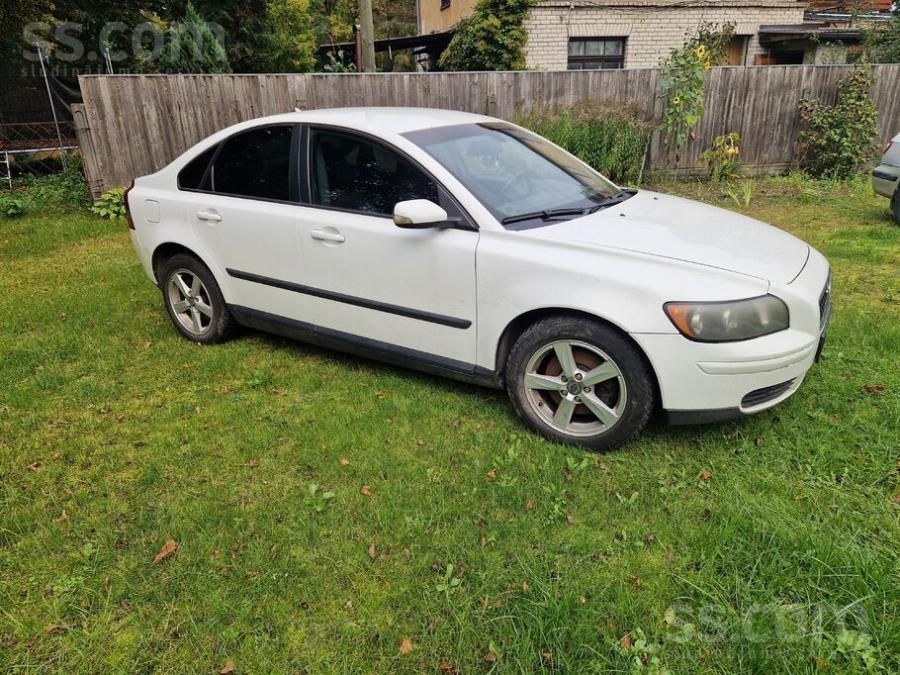 White Volvo S40 2004 in Riga, with an engine capacity of 2.00 L and mileage of 271 thousand km for 850 €, photo 7 on AUTOMOTO.COM.LV