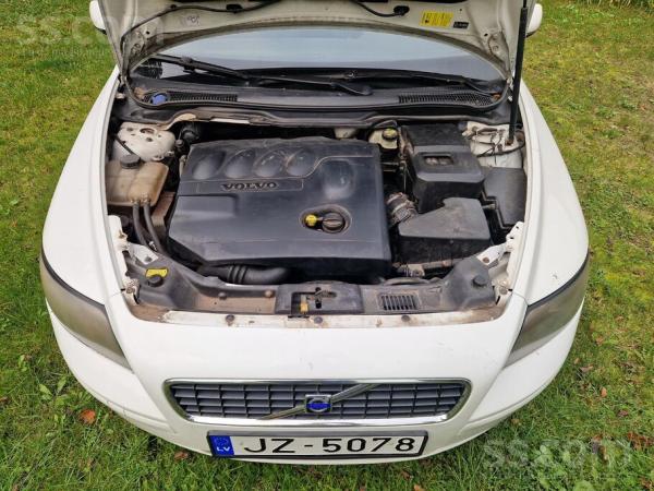 White Volvo S40 2004 in Riga, with an engine capacity of 2.00 L and mileage of 271 thousand km for 850 €, photo 8 on AUTOMOTO.COM.LV