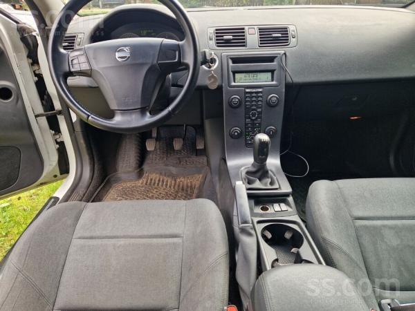 White Volvo S40 2004 in Riga, with an engine capacity of 2.00 L and mileage of 271 thousand km for 850 €, photo 10 on AUTOMOTO.COM.LV