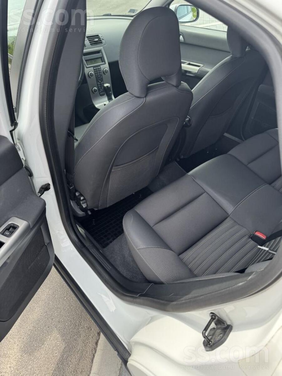 White Volvo S40 2008 in Jelgava, with an engine capacity of 2.00 L and mileage of 0 thousand km for 3150 €, photo 15 on AUTOMOTO.COM.LV