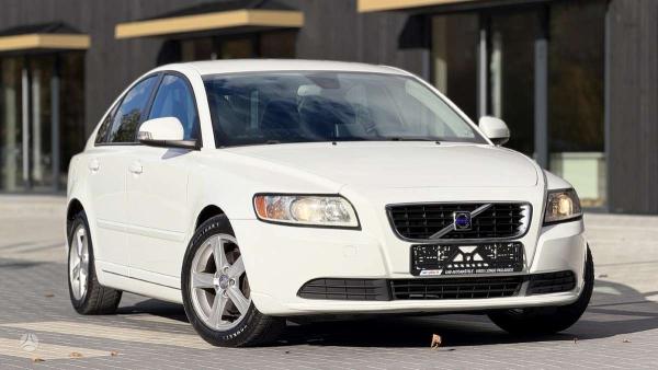 White Volvo S40 2009 in Siauliai, with an engine capacity of 1.56 L and mileage of 322 thousand km for 4250 €, photo 1 on AUTOMOTO.COM.LV