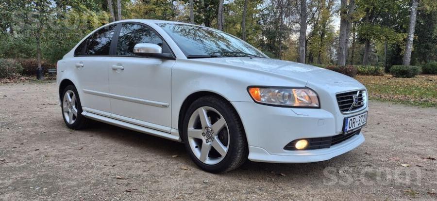 White Volvo S40 2009 in Preili, with an engine capacity of 2.00 L and mileage of 294 thousand km for 4990 €, photo 3 on AUTOMOTO.COM.LV