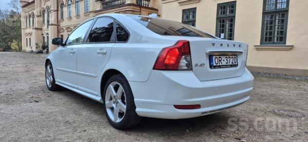 Volvo S40 2009 in Preili on AUTOMOTO.COM.LV White Volvo S40 2009 in Preili, with an engine capacity of 2.00 L and mileage of 294 thousand km for 4990 €, photo 5 on AUTOMOTO.COM.LV