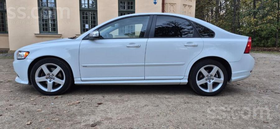 White Volvo S40 2009 in Preili, with an engine capacity of 2.00 L and mileage of 294 thousand km for 4990 €, photo 6 on AUTOMOTO.COM.LV
