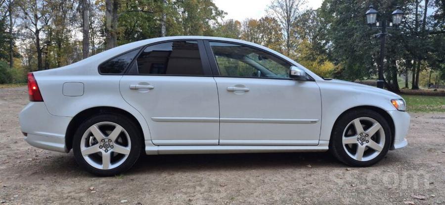 White Volvo S40 2009 in Preili, with an engine capacity of 2.00 L and mileage of 294 thousand km for 4990 €, photo 7 on AUTOMOTO.COM.LV