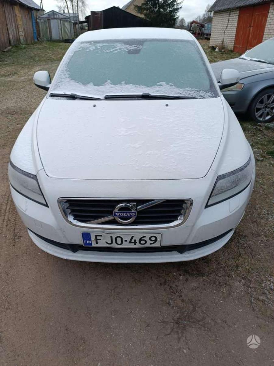 White Volvo S40 2010 in Kelme, with an engine capacity of 1.56 L and mileage of 340 thousand km for 1850 €, photo 1 on AUTOMOTO.COM.LV