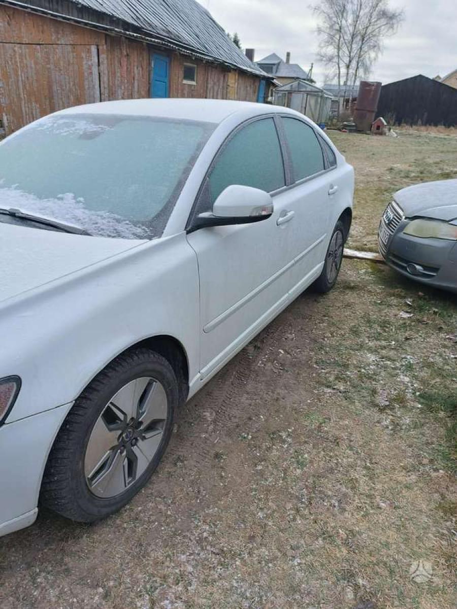 White Volvo S40 2010 in Kelme, with an engine capacity of 1.56 L and mileage of 340 thousand km for 1850 €, photo 4 on AUTOMOTO.COM.LV
