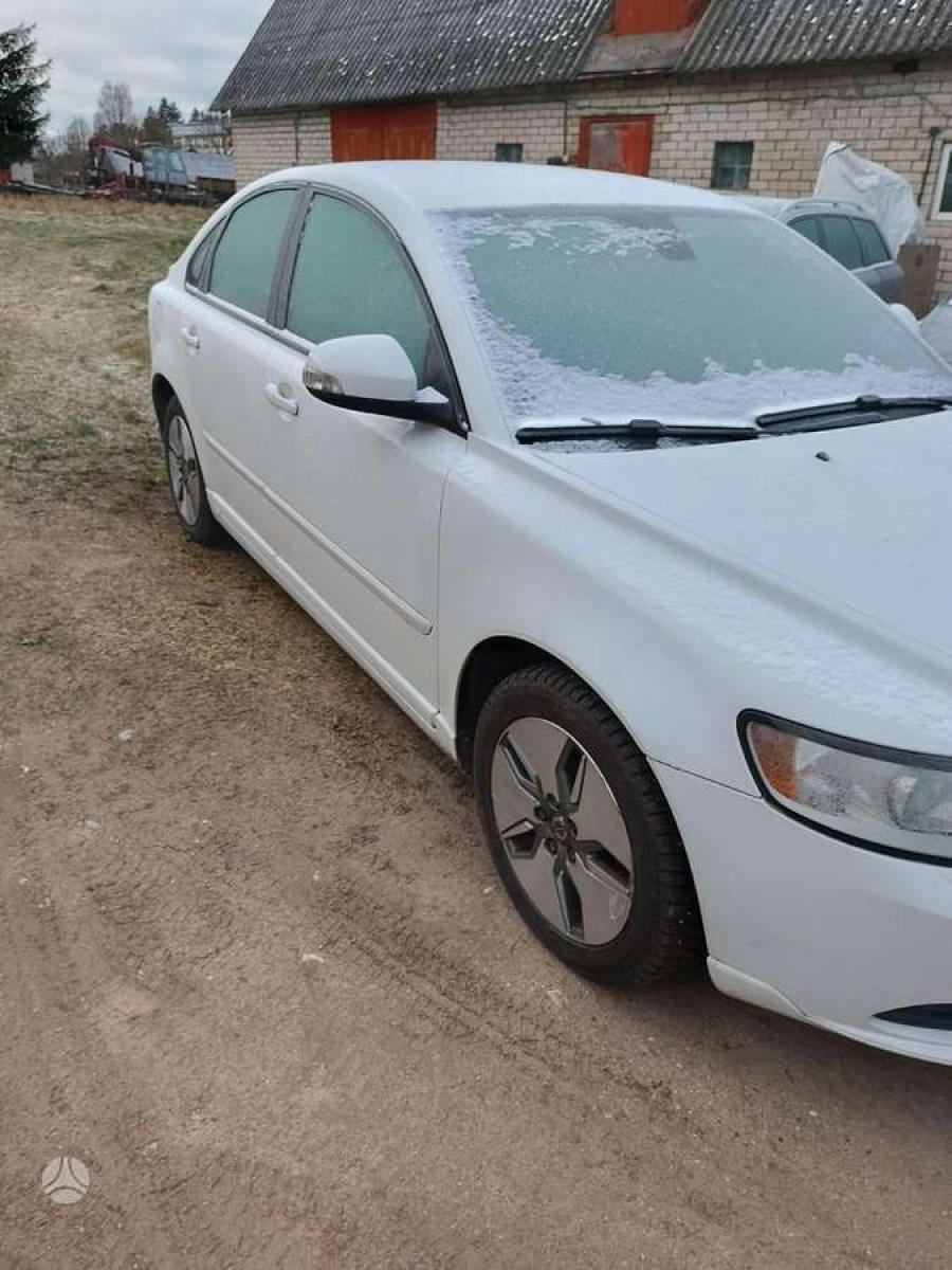 White Volvo S40 2010 in Kelme, with an engine capacity of 1.56 L and mileage of 340 thousand km for 1850 €, photo 5 on AUTOMOTO.COM.LV