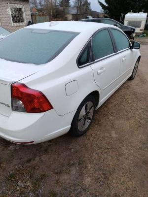White Volvo S40 2010 in Kelme, with an engine capacity of 1.56 L and mileage of 340 thousand km for 1850 €, photo 7 on AUTOMOTO.COM.LV