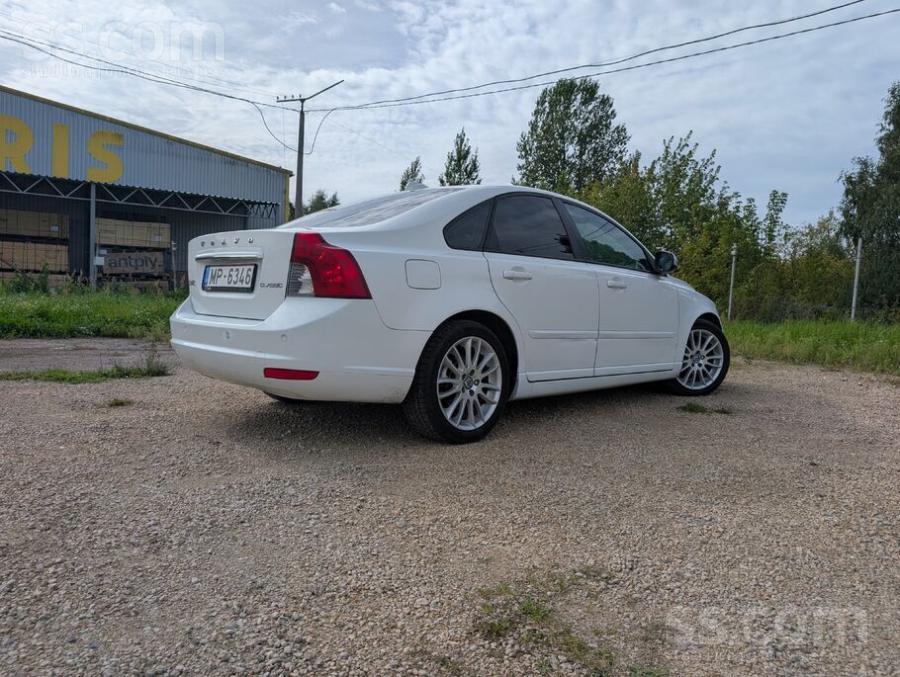 Balts Volvo S40 2011 Rīga, ar dzinēja tilpumu 1.60 L un nobraukumu 360 tūkst. km par 2300 €, foto 9 vietnē AUTOMOTO.COM.LV