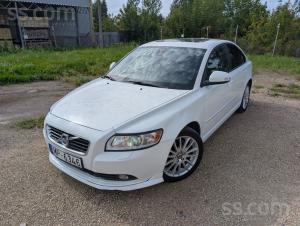 Balts Volvo S40 2011 Rīga, ar dzinēja tilpumu 1.60 L un nobraukumu 360 tūkst. km par 2300 €, foto 24 vietnē AUTOMOTO.COM.LV